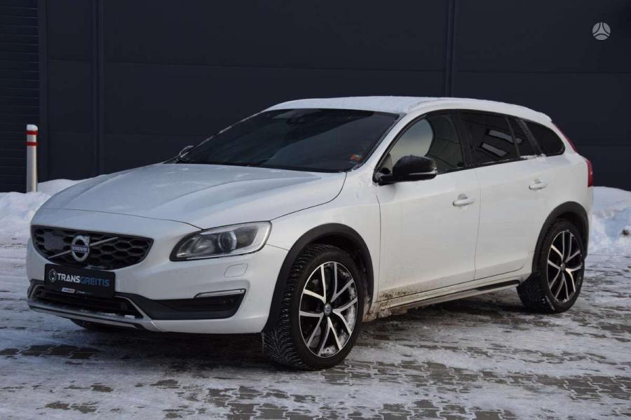 White Volvo V60 Cross Country 2015 in Vilnius, with an engine capacity of 1.97 L and mileage of 267 thousand km for 10850 €, photo 7 on AUTOMOTO.COM.LV
