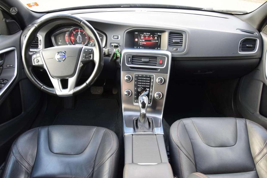 White Volvo V60 Cross Country 2015 in Vilnius, with an engine capacity of 1.97 L and mileage of 267 thousand km for 10850 €, photo 14 on AUTOMOTO.COM.LV