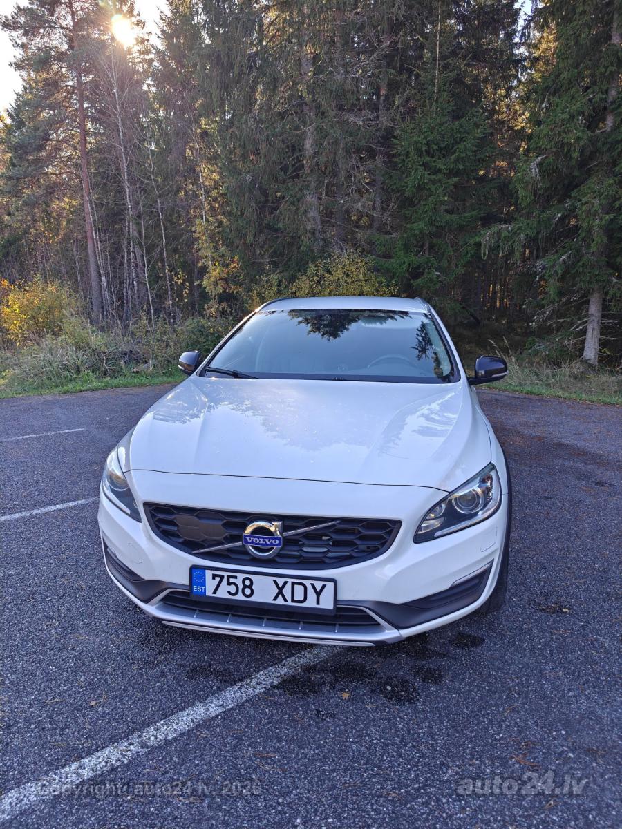 Balts Volvo V60 Cross Country 2015 Tallina, ar dzinēja tilpumu 2.40 L un nobraukumu 186 tūkst. km par 12600 €, foto 1 vietnē AUTOMOTO.COM.LV
