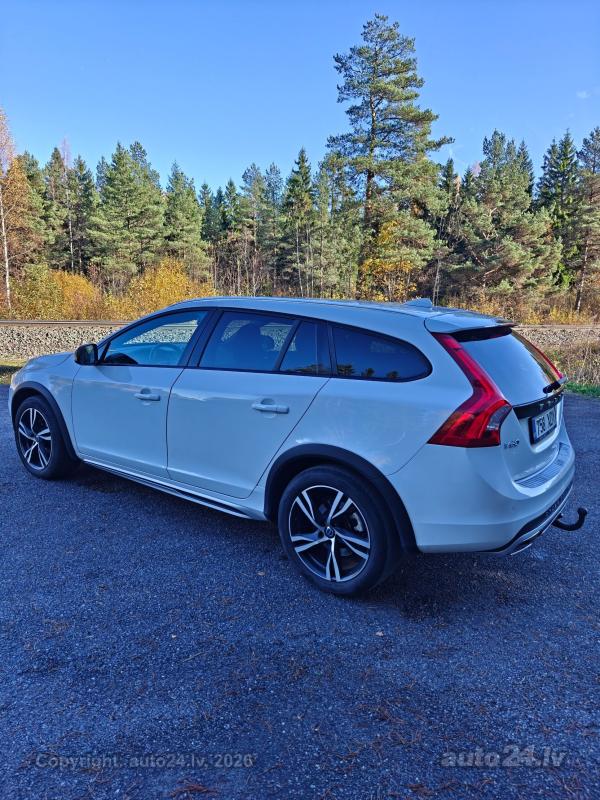 Volvo V60 Cross Country 2015 Tallina vietnē Balts Volvo V60 Cross Country 2015 Tallina, ar dzinēja tilpumu 2.40 L un nobraukumu 186 tūkst. km par 12600 €, foto 4 vietnē AUTOMOTO.COM.LV
