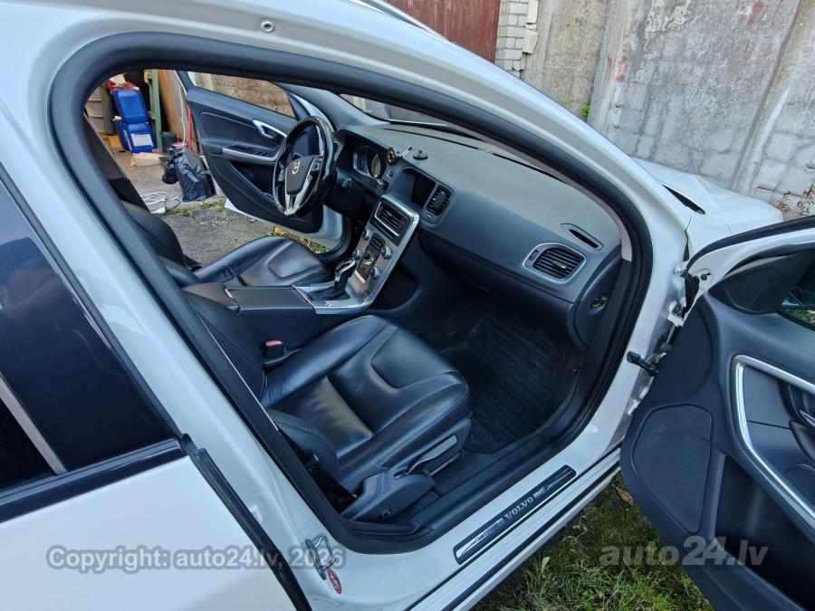 Balts Volvo V60 Cross Country 2015 Tallina, ar dzinēja tilpumu 2.40 L un nobraukumu 186 tūkst. km par 12600 €, foto 8 vietnē AUTOMOTO.COM.LV