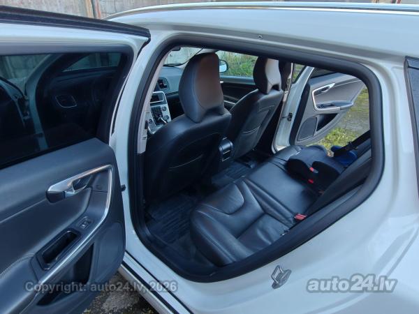 Volvo V60 Cross Country 2015 Tallina vietnē Balts Volvo V60 Cross Country 2015 Tallina, ar dzinēja tilpumu 2.40 L un nobraukumu 186 tūkst. km par 12600 €, foto 9 vietnē AUTOMOTO.COM.LV