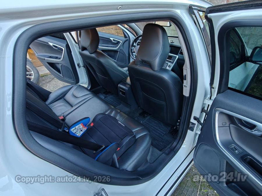 Balts Volvo V60 Cross Country 2015 Tallina, ar dzinēja tilpumu 2.40 L un nobraukumu 186 tūkst. km par 12600 €, foto 10 vietnē AUTOMOTO.COM.LV