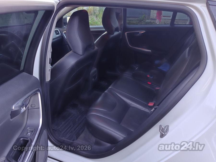 Balts Volvo V60 Cross Country 2015 Tallina, ar dzinēja tilpumu 2.40 L un nobraukumu 186 tūkst. km par 12600 €, foto 15 vietnē AUTOMOTO.COM.LV