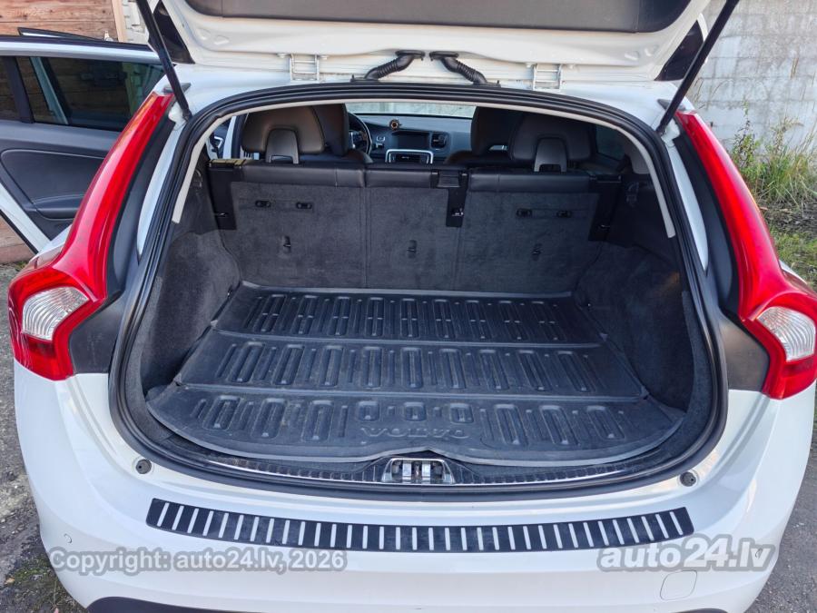 Balts Volvo V60 Cross Country 2015 Tallina, ar dzinēja tilpumu 2.40 L un nobraukumu 186 tūkst. km par 12600 €, foto 17 vietnē AUTOMOTO.COM.LV