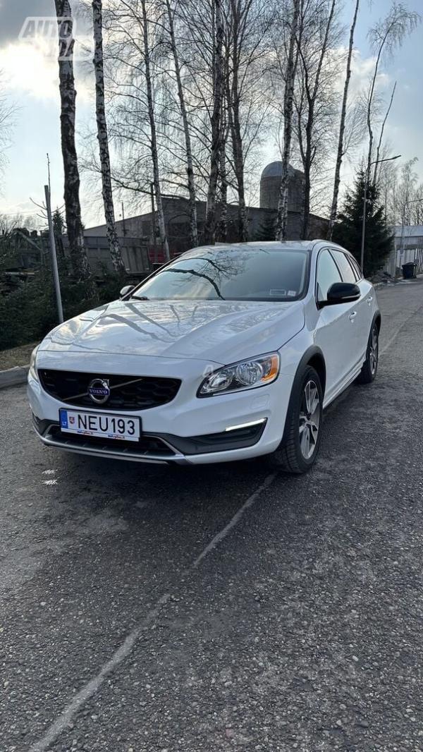 White Volvo V60 Cross Country 2016 in Kaunas, with an engine capacity of 2.50 L and mileage of 206 thousand km for 8900 €, photo 1 on AUTOMOTO.COM.LV