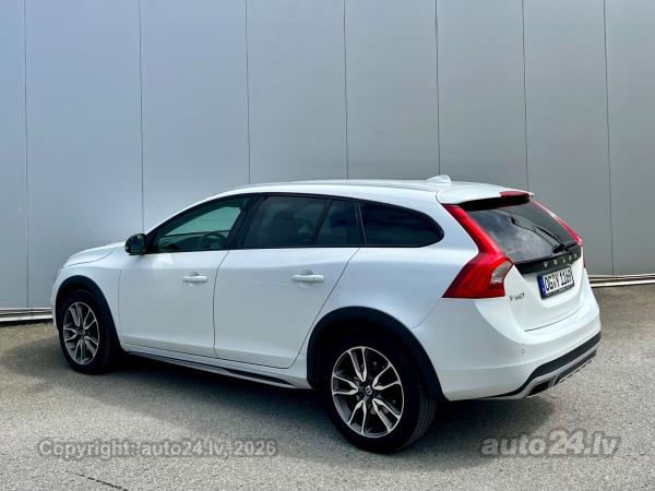 Balts Volvo V60 Cross Country 2016 Tallina, ar dzinēja tilpumu 2.40 L un nobraukumu 166 tūkst. km par 14999 €, foto 3 vietnē AUTOMOTO.COM.LV