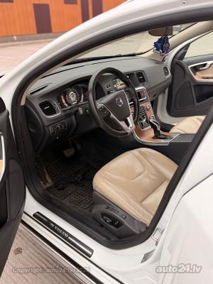 Balts Volvo V60 Cross Country 2016 Tallina, ar dzinēja tilpumu 2.00 L un nobraukumu 287 tūkst. km par 9500 €, foto 8 vietnē AUTOMOTO.COM.LV