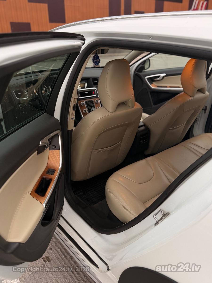 Balts Volvo V60 Cross Country 2016 Tallina, ar dzinēja tilpumu 2.00 L un nobraukumu 287 tūkst. km par 9500 €, foto 14 vietnē AUTOMOTO.COM.LV