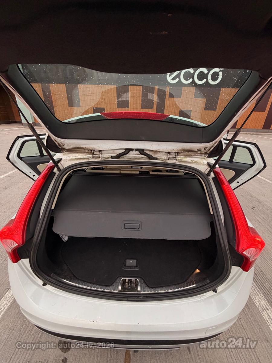 Balts Volvo V60 Cross Country 2016 Tallina, ar dzinēja tilpumu 2.00 L un nobraukumu 287 tūkst. km par 9500 €, foto 15 vietnē AUTOMOTO.COM.LV