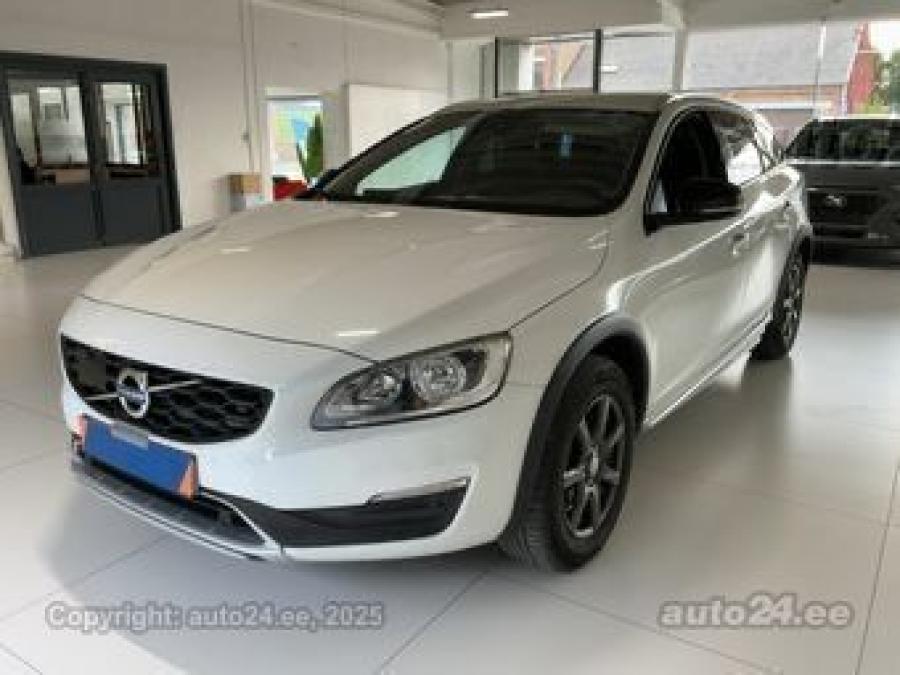 Balts Volvo V60 Cross Country 2017 Tallina, ar dzinēja tilpumu 2.00 L un nobraukumu 189 tūkst. km par 13650 €, foto 1 vietnē AUTOMOTO.COM.LV