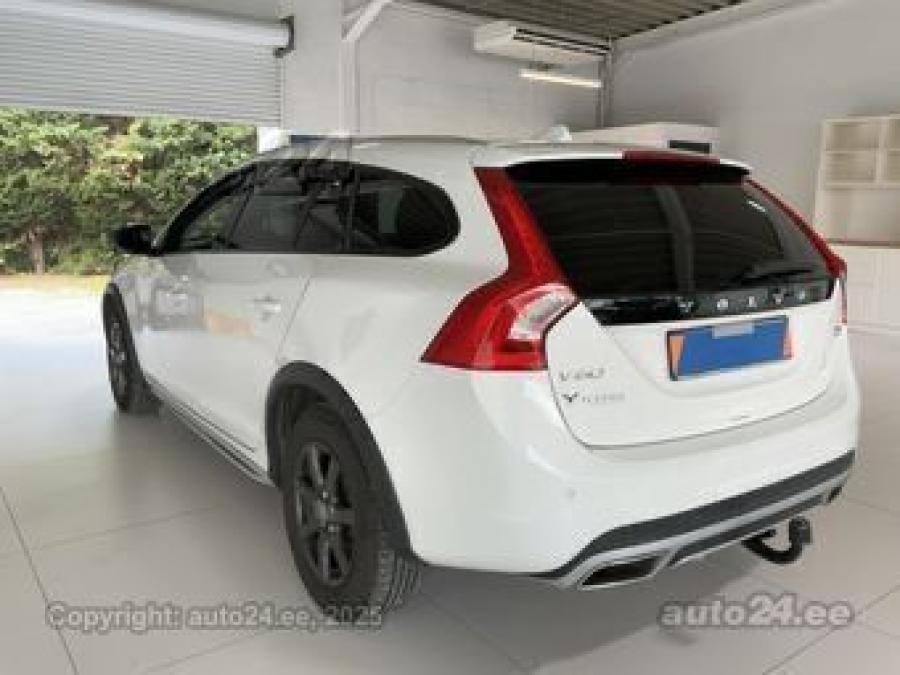 Balts Volvo V60 Cross Country 2017 Tallina, ar dzinēja tilpumu 2.00 L un nobraukumu 189 tūkst. km par 13650 €, foto 2 vietnē AUTOMOTO.COM.LV