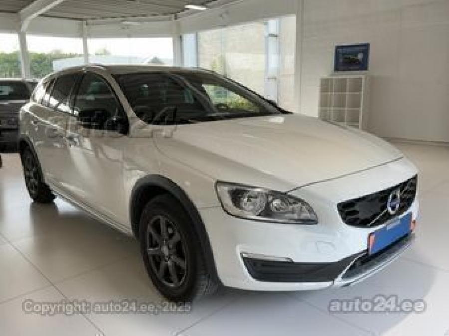 Balts Volvo V60 Cross Country 2017 Tallina, ar dzinēja tilpumu 2.00 L un nobraukumu 189 tūkst. km par 13650 €, foto 3 vietnē AUTOMOTO.COM.LV