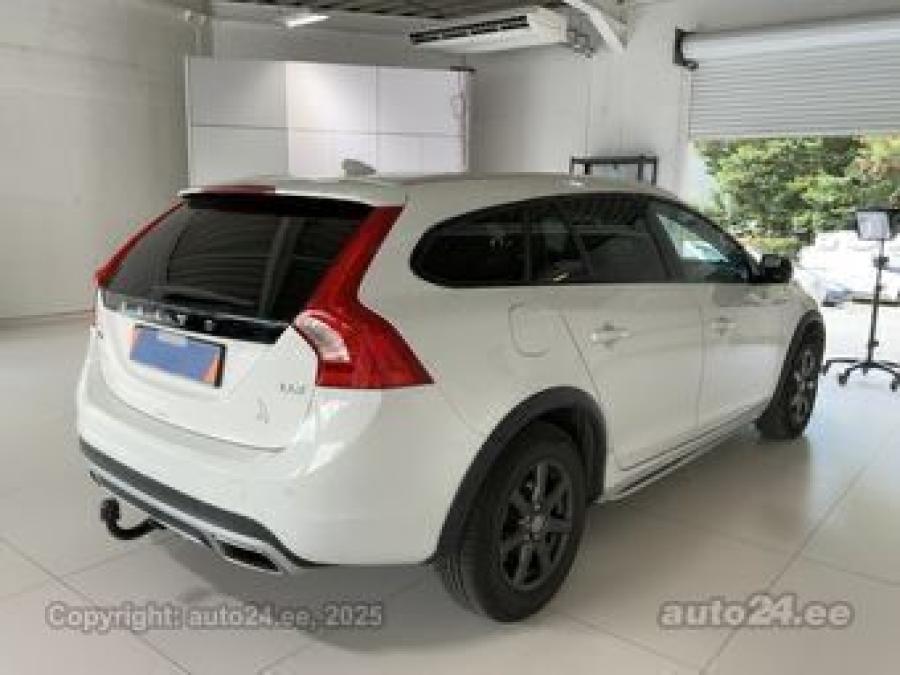Balts Volvo V60 Cross Country 2017 Tallina, ar dzinēja tilpumu 2.00 L un nobraukumu 189 tūkst. km par 13650 €, foto 4 vietnē AUTOMOTO.COM.LV