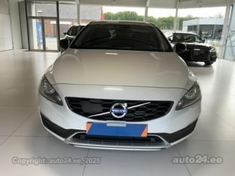 Balts Volvo V60 Cross Country 2017 Tallina, ar dzinēja tilpumu 2.00 L un nobraukumu 189 tūkst. km par 13650 €, foto 5 vietnē AUTOMOTO.COM.LV