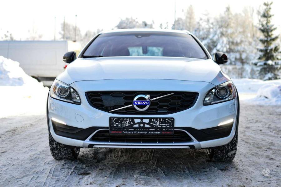 Balts Volvo V60 Cross Country 2017 Kretinga, ar dzinēja tilpumu 2.00 L un nobraukumu 194 tūkst. km par 10750 €, foto 2 vietnē AUTOMOTO.COM.LV