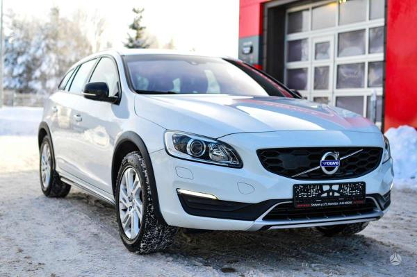 Balts Volvo V60 Cross Country 2017 Kretinga, ar dzinēja tilpumu 2.00 L un nobraukumu 194 tūkst. km par 10750 €, foto 3 vietnē AUTOMOTO.COM.LV