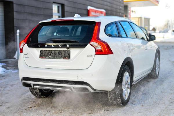 Balts Volvo V60 Cross Country 2017 Kretinga, ar dzinēja tilpumu 2.00 L un nobraukumu 194 tūkst. km par 10750 €, foto 4 vietnē AUTOMOTO.COM.LV