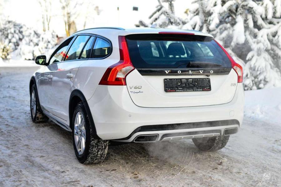 Balts Volvo V60 Cross Country 2017 Kretinga, ar dzinēja tilpumu 2.00 L un nobraukumu 194 tūkst. km par 10750 €, foto 5 vietnē AUTOMOTO.COM.LV