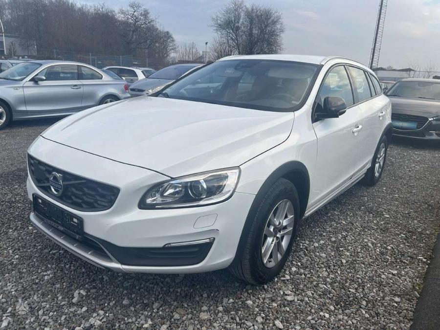 White Volvo V60 Cross Country 2017 in Marijampole, with an engine capacity of 2.00 L and mileage of 266 thousand km for 12350 €, photo 1 on AUTOMOTO.COM.LV