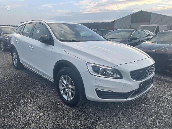 White Volvo V60 Cross Country 2017 in Marijampole, with an engine capacity of 2.00 L and mileage of 266 thousand km for 12350 €, photo 2 on AUTOMOTO.COM.LV
