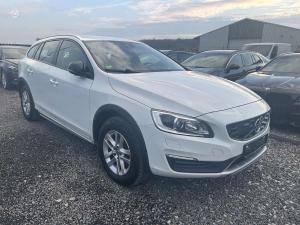 White Volvo V60 Cross Country 2017 in Marijampole, with an engine capacity of 2.00 L and mileage of 266 thousand km for 12350 €, photo 2 on AUTOMOTO.COM.LV