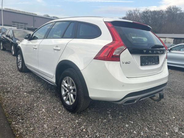 White Volvo V60 Cross Country 2017 in Marijampole, with an engine capacity of 2.00 L and mileage of 266 thousand km for 12350 €, photo 3 on AUTOMOTO.COM.LV