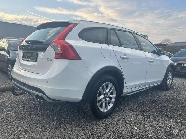 White Volvo V60 Cross Country 2017 in Marijampole, with an engine capacity of 2.00 L and mileage of 266 thousand km for 12350 €, photo 4 on AUTOMOTO.COM.LV