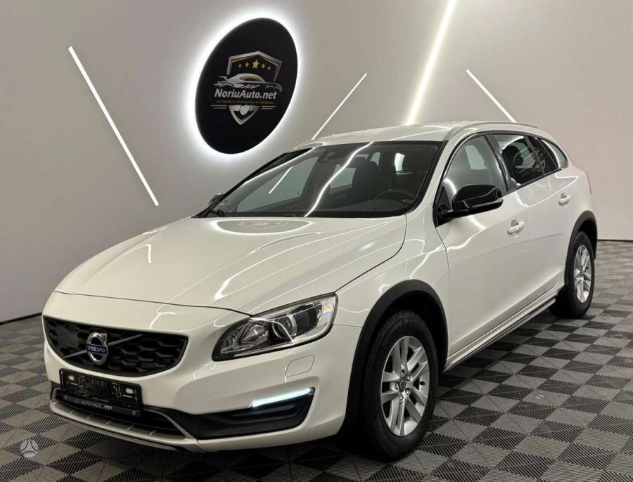 White Volvo V60 Cross Country 2017 in Marijampole, with an engine capacity of 2.00 L and mileage of 266 thousand km for 11950 €, photo 1 on AUTOMOTO.COM.LV