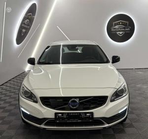 White Volvo V60 Cross Country 2017 in Marijampole, with an engine capacity of 2.00 L and mileage of 266 thousand km for 11950 €, photo 2 on AUTOMOTO.COM.LV