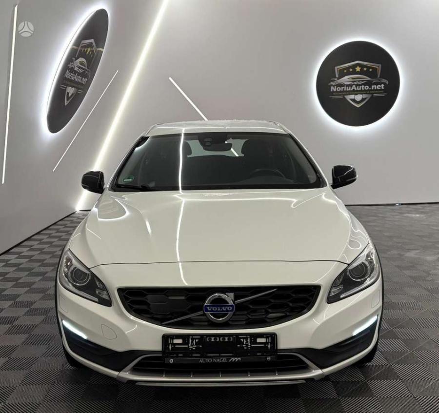 White Volvo V60 Cross Country 2017 in Marijampole, with an engine capacity of 2.00 L and mileage of 266 thousand km for 11950 €, photo 2 on AUTOMOTO.COM.LV