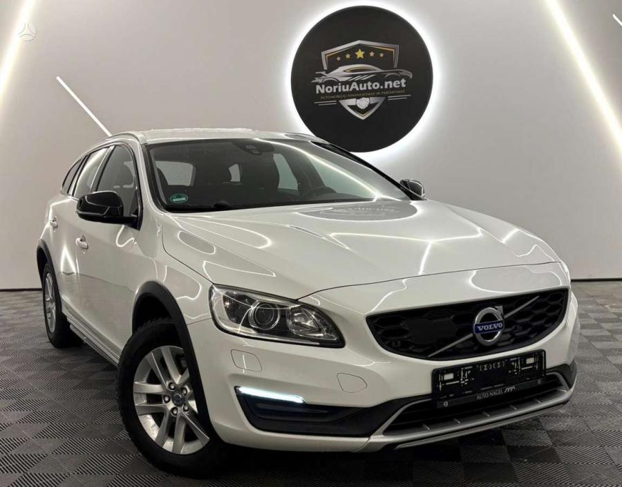 White Volvo V60 Cross Country 2017 in Marijampole, with an engine capacity of 2.00 L and mileage of 266 thousand km for 11950 €, photo 3 on AUTOMOTO.COM.LV