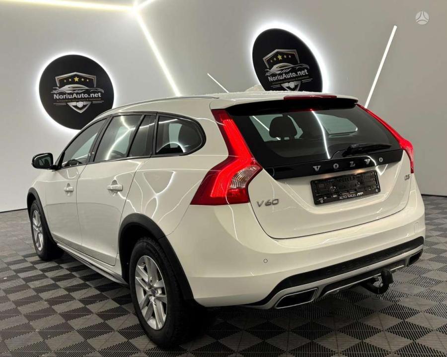 White Volvo V60 Cross Country 2017 in Marijampole, with an engine capacity of 2.00 L and mileage of 266 thousand km for 11950 €, photo 4 on AUTOMOTO.COM.LV