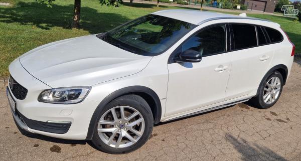 White Volvo V60 Cross Country 2017 in Kaunas, with an engine capacity of 2.00 L and mileage of 205 thousand km for 12999 €, photo 2 on AUTOMOTO.COM.LV