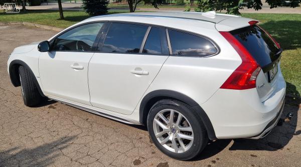 White Volvo V60 Cross Country 2017 in Kaunas, with an engine capacity of 2.00 L and mileage of 205 thousand km for 12999 €, photo 3 on AUTOMOTO.COM.LV