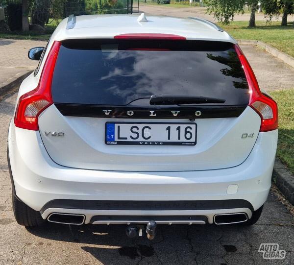 White Volvo V60 Cross Country 2017 in Kaunas, with an engine capacity of 2.00 L and mileage of 205 thousand km for 12999 €, photo 4 on AUTOMOTO.COM.LV