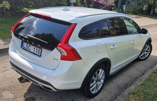 White Volvo V60 Cross Country 2017 in Kaunas, with an engine capacity of 2.00 L and mileage of 205 thousand km for 12999 €, photo 5 on AUTOMOTO.COM.LV