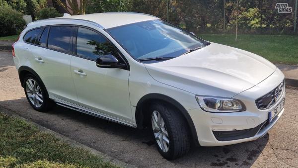 White Volvo V60 Cross Country 2017 in Kaunas, with an engine capacity of 2.00 L and mileage of 205 thousand km for 12999 €, photo 6 on AUTOMOTO.COM.LV