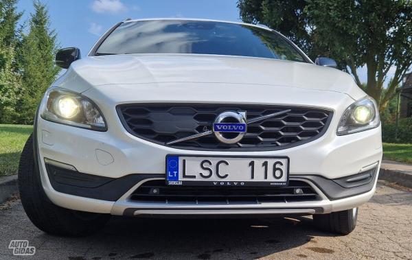 White Volvo V60 Cross Country 2017 in Kaunas, with an engine capacity of 2.00 L and mileage of 205 thousand km for 12999 €, photo 7 on AUTOMOTO.COM.LV
