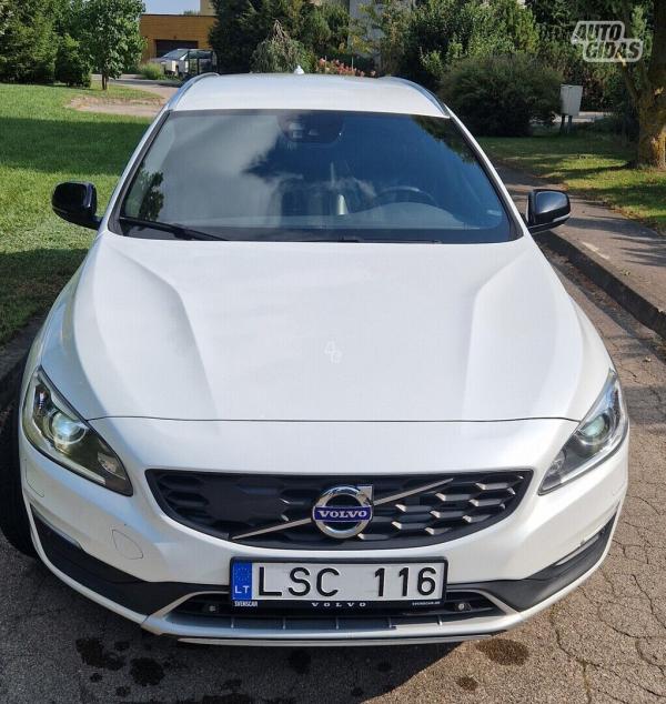 White Volvo V60 Cross Country 2017 in Kaunas, with an engine capacity of 2.00 L and mileage of 205 thousand km for 12999 €, photo 8 on AUTOMOTO.COM.LV