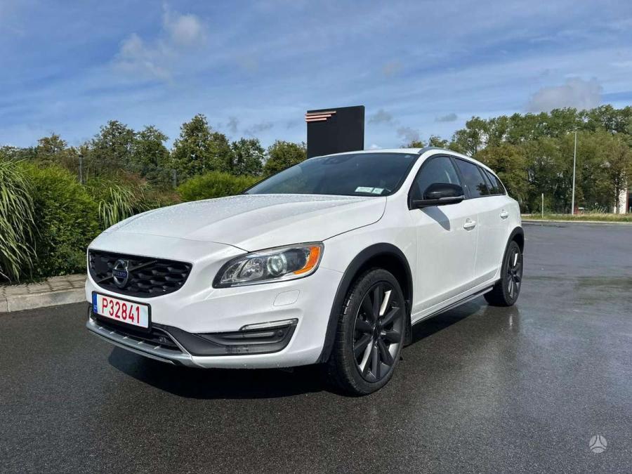 White Volvo V60 Cross Country 2017 in Klaipeda, with an engine capacity of 2.00 L and mileage of 268 thousand km for 9300 €, photo 1 on AUTOMOTO.COM.LV