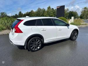 White Volvo V60 Cross Country 2017 in Klaipeda, with an engine capacity of 2.00 L and mileage of 268 thousand km for 9300 €, photo 3 on AUTOMOTO.COM.LV