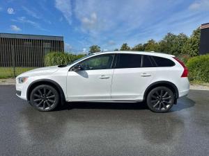 White Volvo V60 Cross Country 2017 in Klaipeda, with an engine capacity of 2.00 L and mileage of 268 thousand km for 9300 €, photo 4 on AUTOMOTO.COM.LV