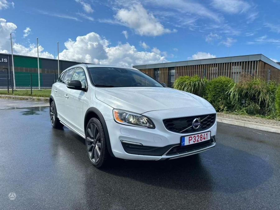 White Volvo V60 Cross Country 2017 in Klaipeda, with an engine capacity of 2.00 L and mileage of 268 thousand km for 9300 €, photo 5 on AUTOMOTO.COM.LV