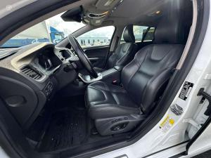 White Volvo V60 Cross Country 2017 in Klaipeda, with an engine capacity of 2.00 L and mileage of 268 thousand km for 9300 €, photo 7 on AUTOMOTO.COM.LV