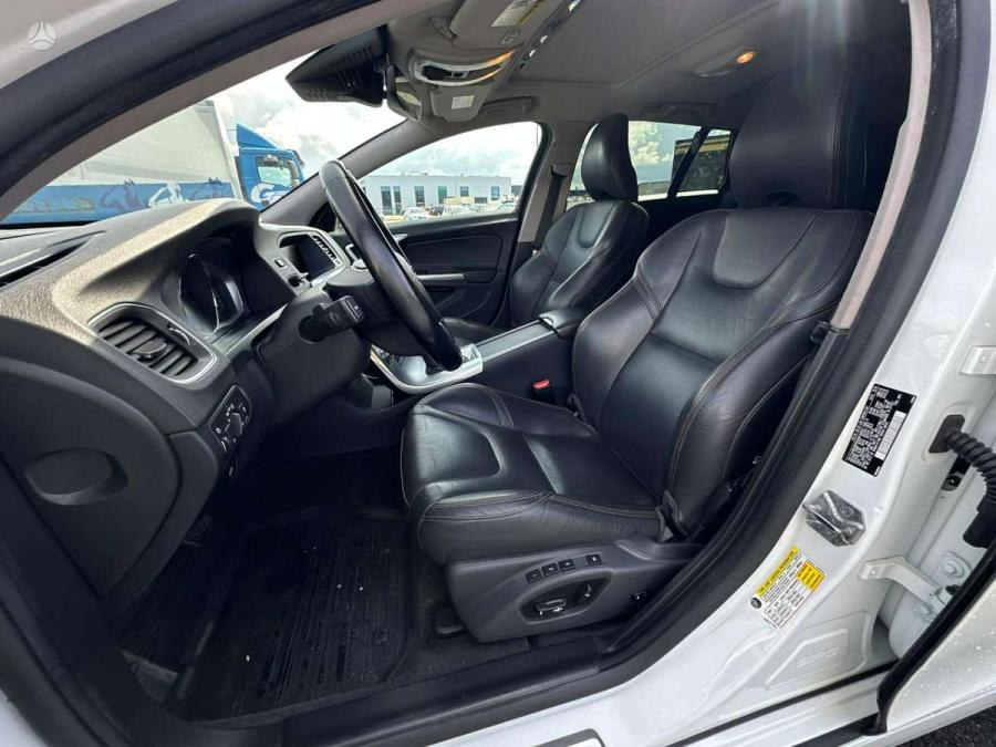 White Volvo V60 Cross Country 2017 in Klaipeda, with an engine capacity of 2.00 L and mileage of 268 thousand km for 9300 €, photo 7 on AUTOMOTO.COM.LV