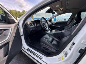 White Volvo V60 Cross Country 2017 in Klaipeda, with an engine capacity of 2.00 L and mileage of 268 thousand km for 9300 €, photo 8 on AUTOMOTO.COM.LV