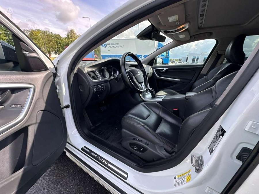 White Volvo V60 Cross Country 2017 in Klaipeda, with an engine capacity of 2.00 L and mileage of 268 thousand km for 9300 €, photo 8 on AUTOMOTO.COM.LV