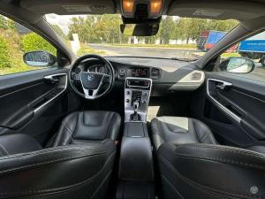 White Volvo V60 Cross Country 2017 in Klaipeda, with an engine capacity of 2.00 L and mileage of 268 thousand km for 9300 €, photo 9 on AUTOMOTO.COM.LV