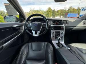 White Volvo V60 Cross Country 2017 in Klaipeda, with an engine capacity of 2.00 L and mileage of 268 thousand km for 9300 €, photo 10 on AUTOMOTO.COM.LV